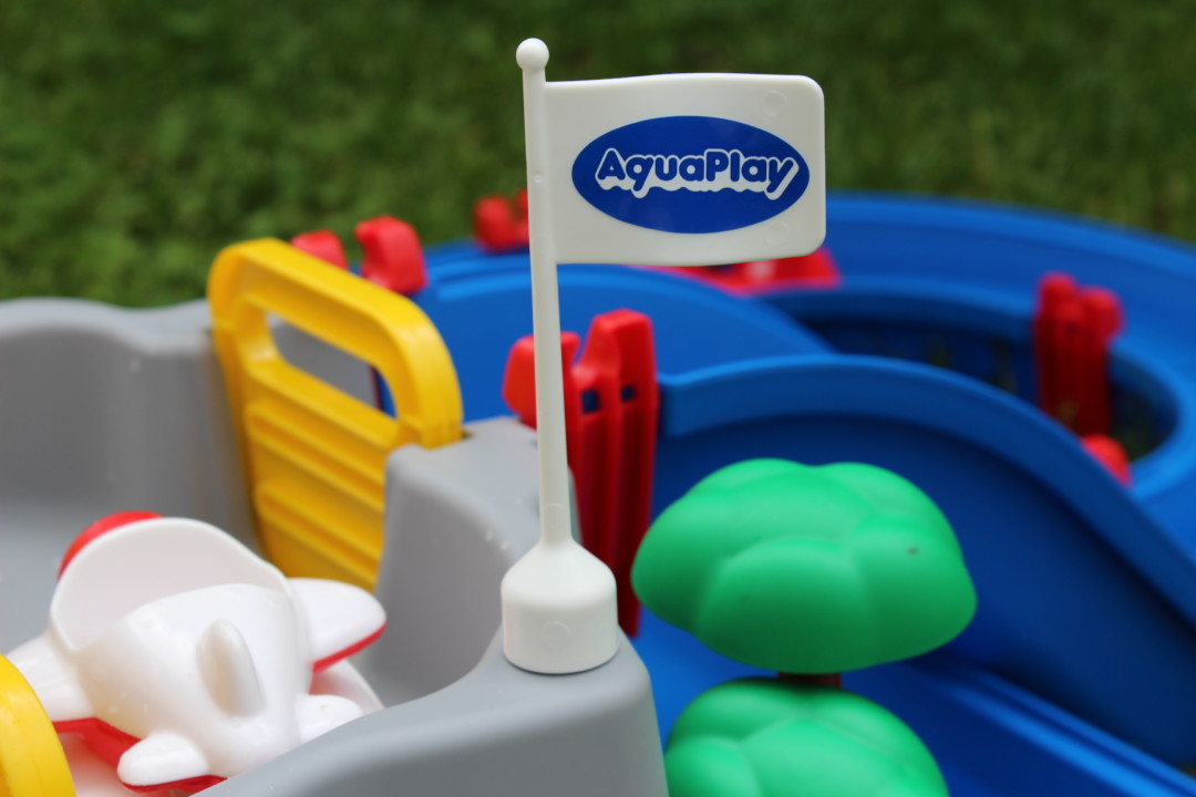 Tschüss alte Wasserbahn – Es lebe die AquaPlay Mountain Lake - Mama ...
